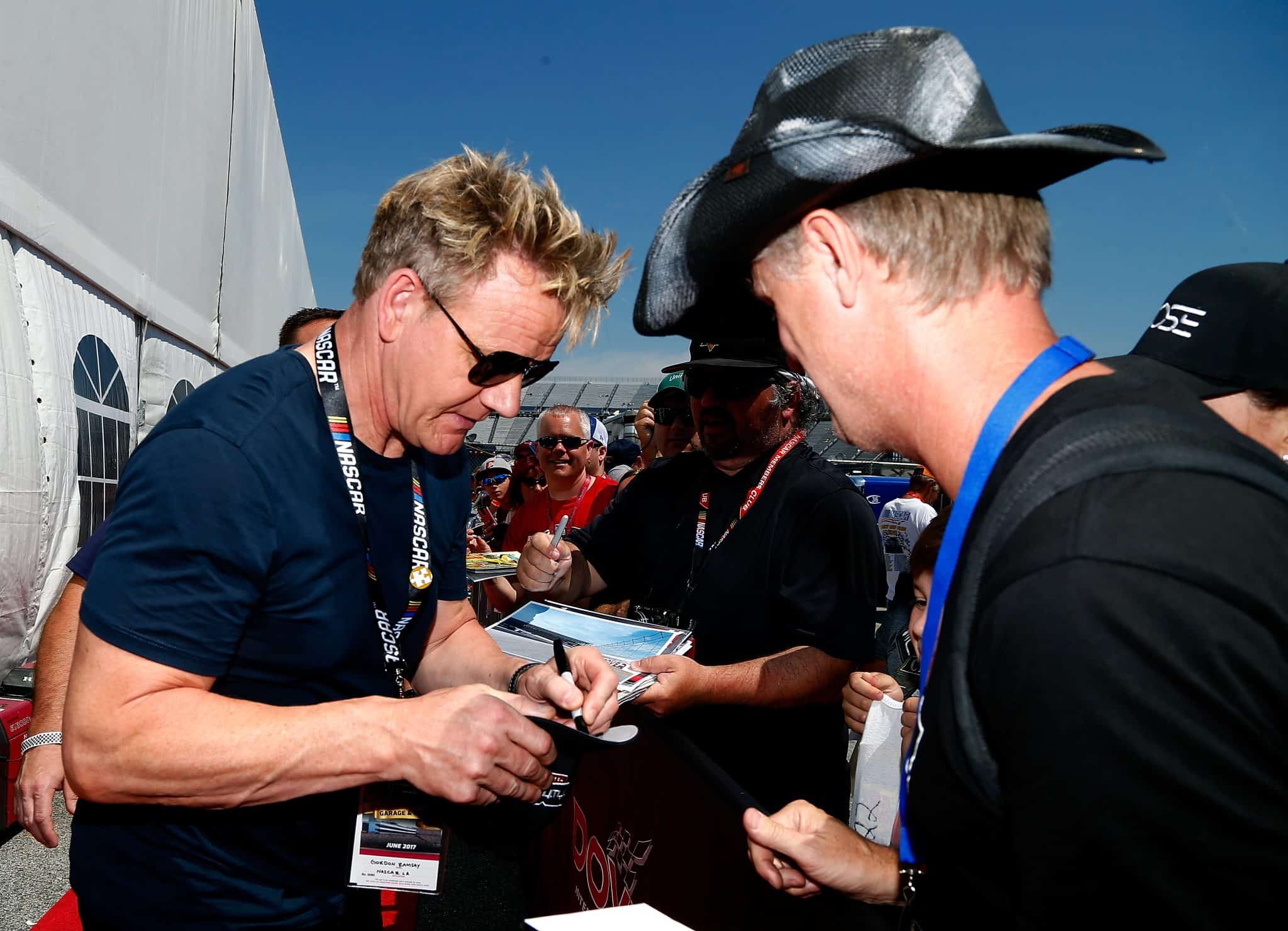 20 Famous People Who Are (or Were) Left-Handed - 24/7 Tempo