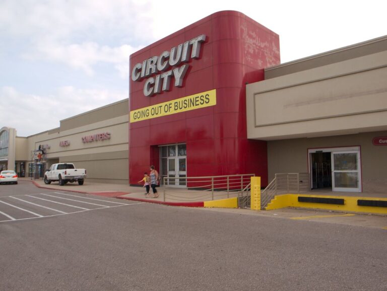 20 Stores That Were Everywhere in the ’90s Before Vanishing Almost ...